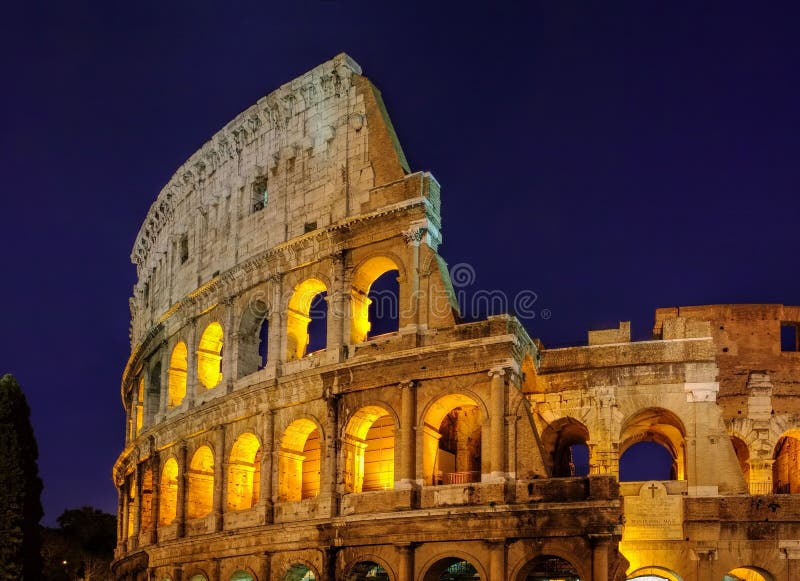 Rom Colosseum di notte immagine stock. Immagine di italia - 54873419