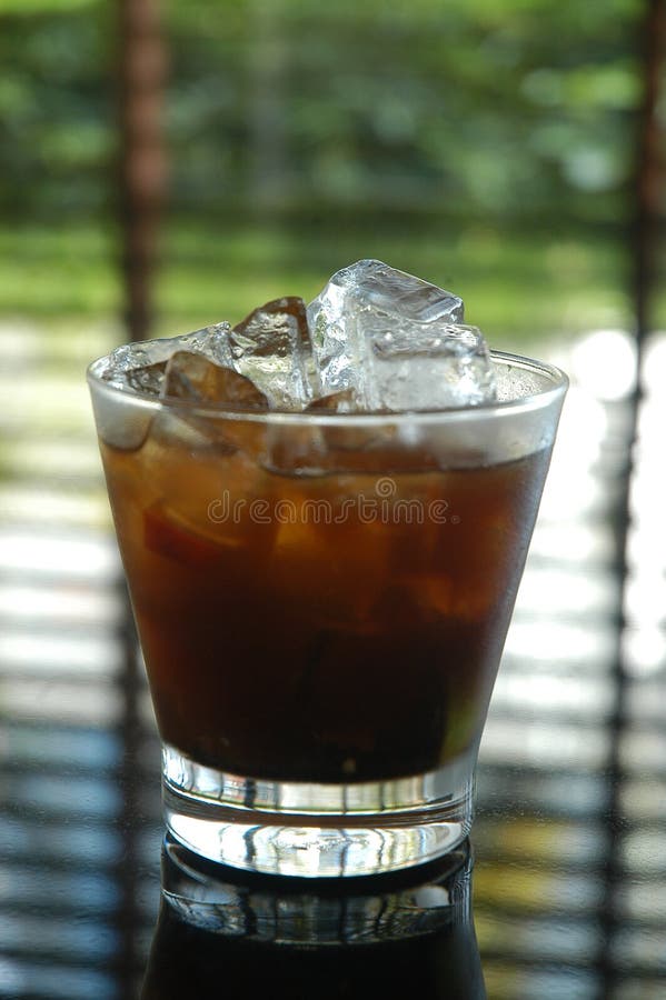 Rom och cola arkivfoto. Bild av hand, exponeringsglas - 76687488