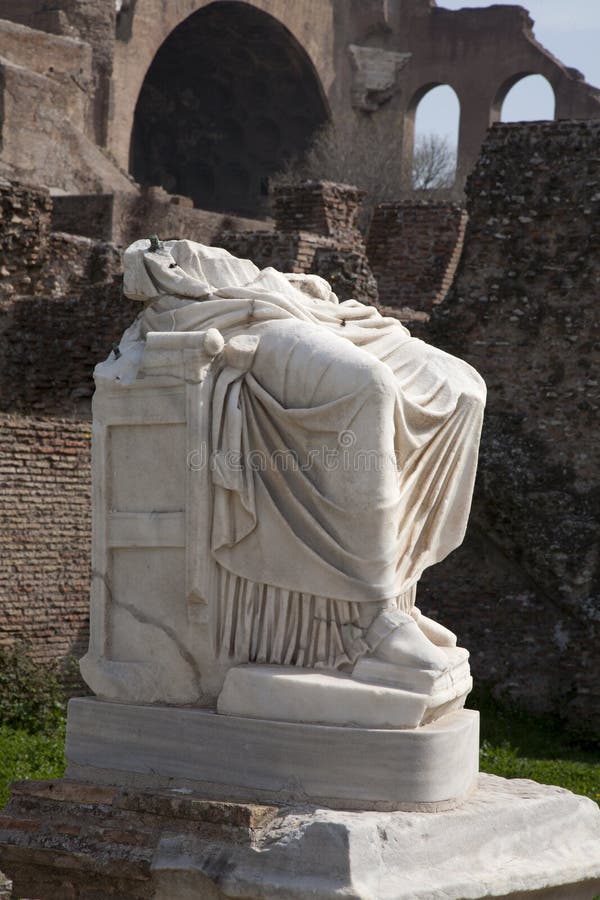 Rom - Statue Vom Atrium Vestae Im Forum Romanum Stockfoto - Bild von ...