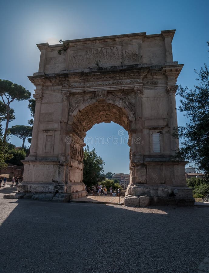 Rom-- Titus Triumphbogen stockfoto. Bild von denkmal - 24183708