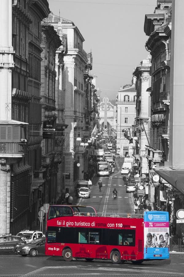 Roma. Autobus Turistico Rosso. Via Del Corso, Centro Storico Fotografia ...