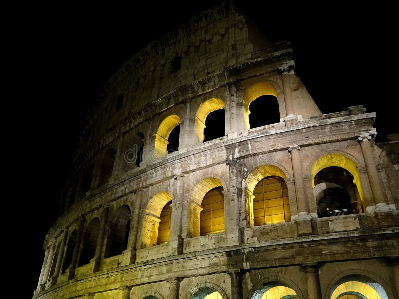 Roma e colosseum di notte fotografia editoriale. Immagine di italiano ...