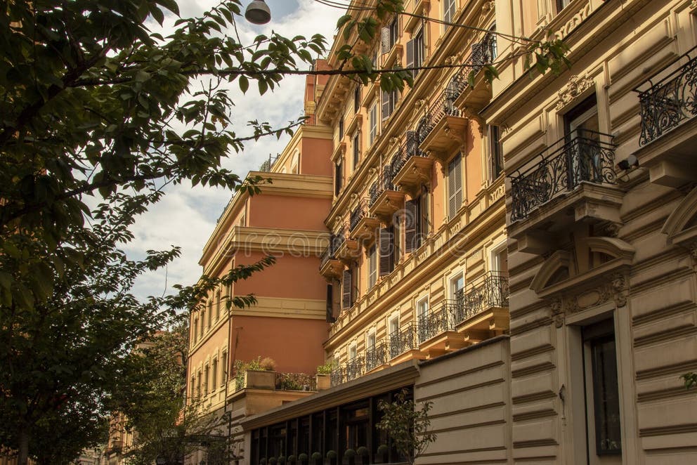 Roma. Fachada De Un Bonito Edificio Antiguo Foto de archivo - Imagen de calle, ciudad: 253673236