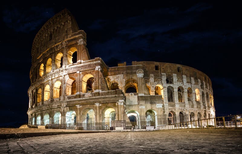 Colosseo romano alla notte immagine stock. Immagine di europeo - 28062079