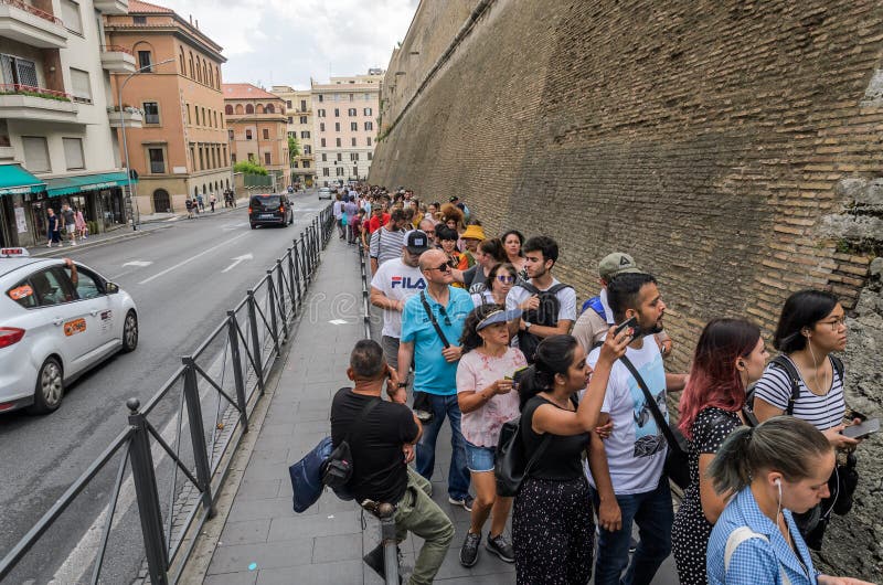 ROMA, ITALY - JULY 2019: Queue of Tourists in the Vatican Museum ...