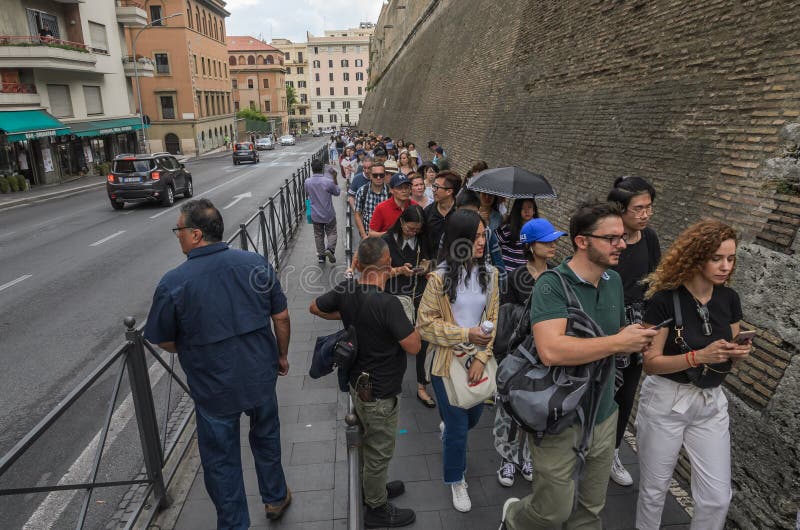 ROMA, ITALY - JULY 2019: Queue of Tourists in the Vatican Museum ...
