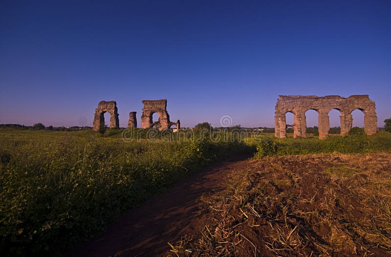 Roma: O Parque Dos Aquedutos Foto de Stock - Imagem de imperador ... Roma: O Parque Dos Aquedutos Foto de Stock - Imagem de imperador ...
