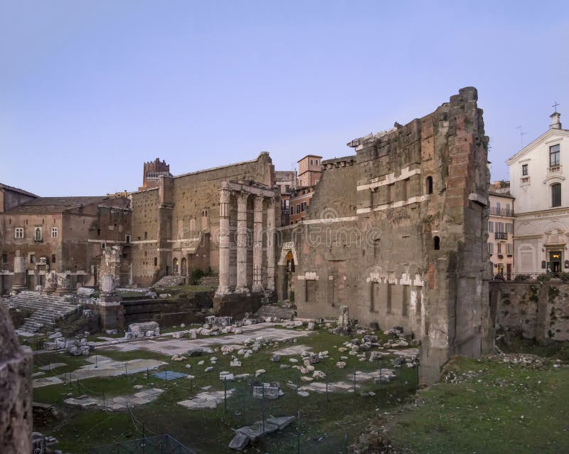 Roma; Ruinas Romanas Y Templo Foto editorial - Imagen de colosal ...