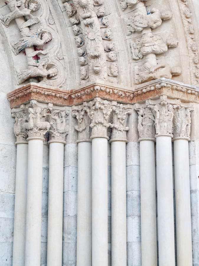 Romaans detail stock foto. Image of stier, godsdienst - 27171828