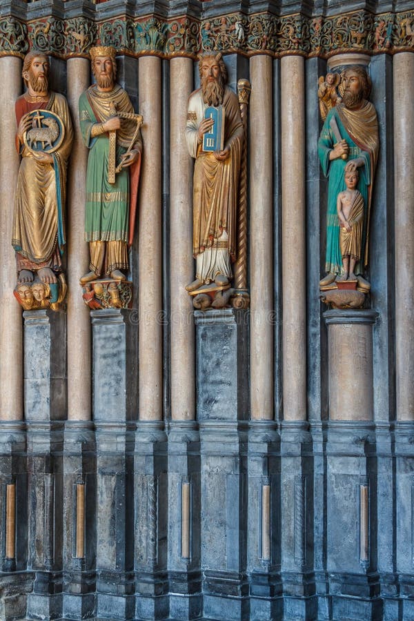Romaans portaal redactionele afbeelding. Image of provincie - 89623395