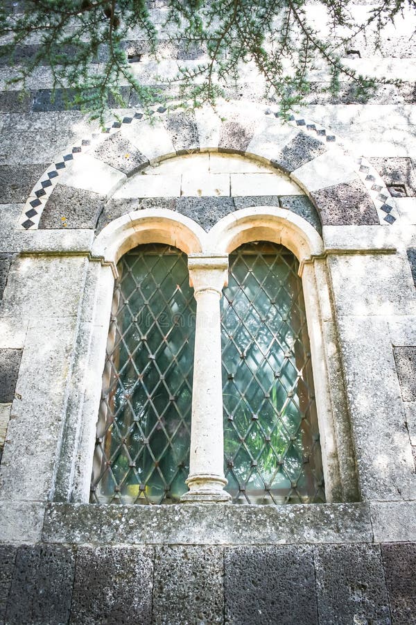 Romaans venster stock foto. Image of steen, christendom - 79286620