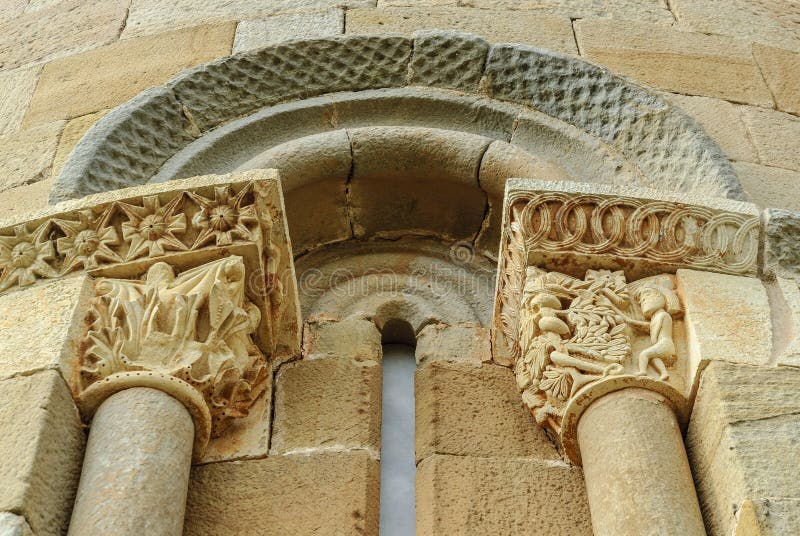 Romaans venster stock foto. Image of steen, christendom - 79286620