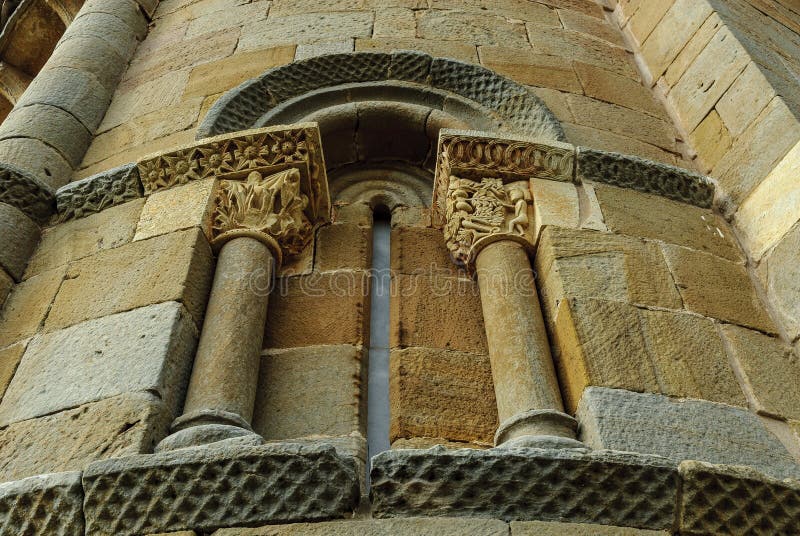 Romaans venster stock foto. Image of steen, christendom - 79286620