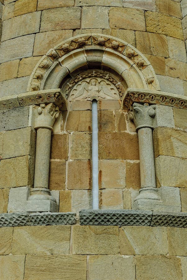 Romaans venster stock foto. Image of steen, christendom - 79286620
