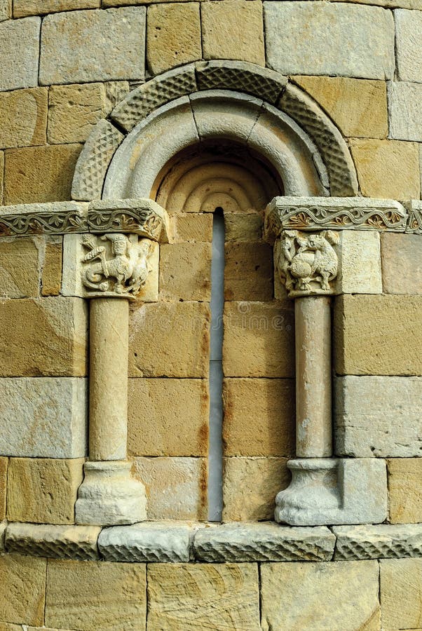 Romaans venster stock foto. Image of steen, christendom - 79286620
