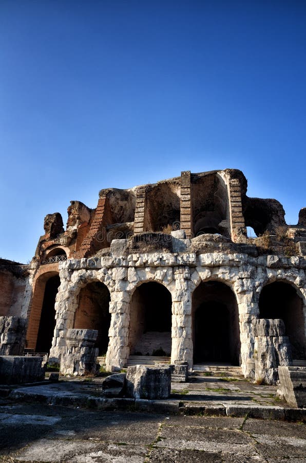 Roman Amphitheater De Capua Italia Imagen de archivo - Imagen de ...