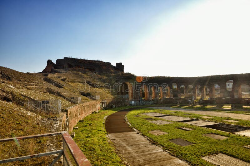 Roman Amphitheater De Capua Italia Foto de archivo - Imagen de italiano ...
