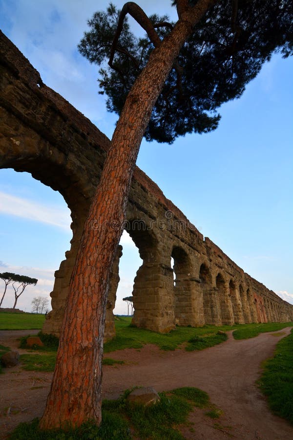 Roman Aquaduct. Parcodegli Acquedotti, Rome Stock Afbeelding - Image of ...
