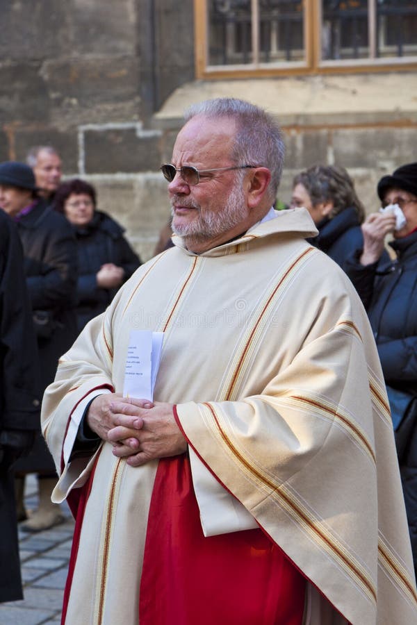 Roman Catholic Priest in Wien Redaktionelles Stockbild - Bild von ...