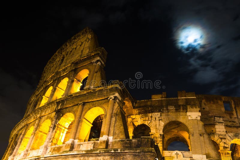 Roman Coliseum Sob Uma Lua Cheia Foto de Stock - Imagem de arena ...