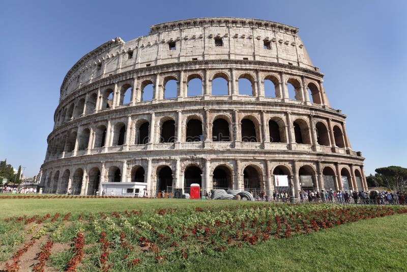 Roman colosseum redactionele afbeelding. Image of blokkenwagen - 73561300