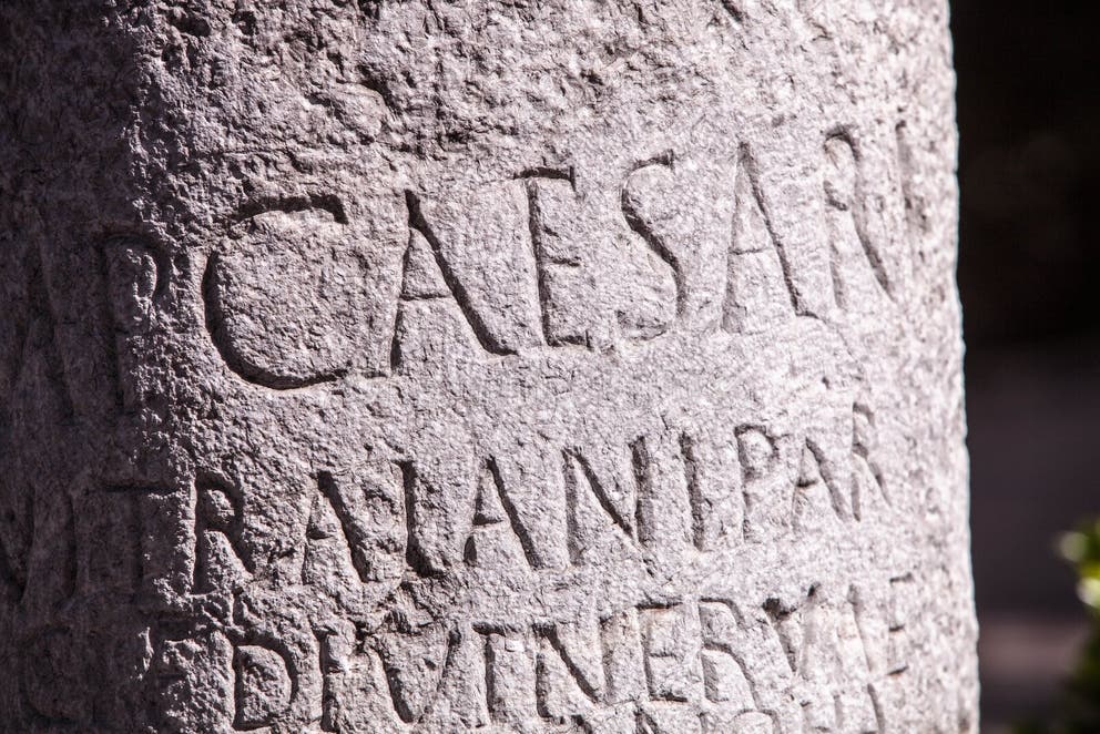 Roman Milestone imagen de archivo. Imagen de lenguaje - 33516139