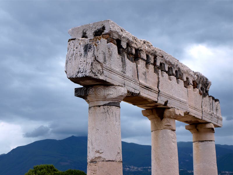 Roman Pompei Columns Top stock photo. Image of volcano - 14476240
