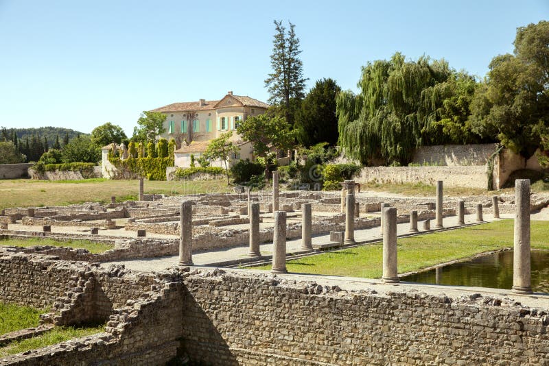 Roman Ruins En Vaison-la-lechuga Romana Foto de archivo - Imagen de ...