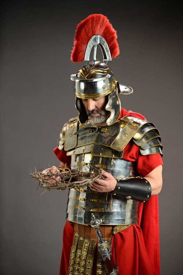 Roman Soldier Honding Crown Delle Spine Fotografia Stock - Immagine di ...