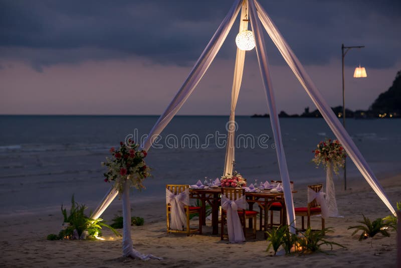Romantic Dinning Table on the Beach . Table Setting at a Luxury Wedding ...