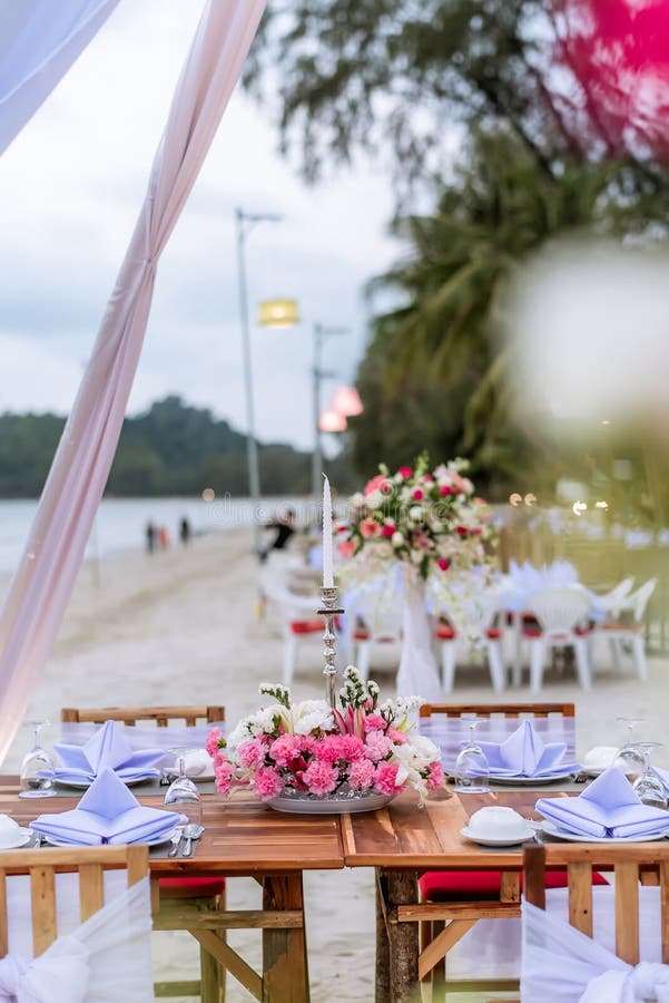 Romantic Dinning Table on the Beach . Table Setting at a Luxury Wedding ...