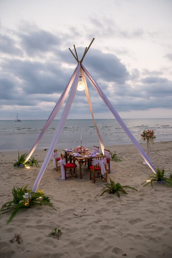Romantic Dinning Table on the Beach . Table Setting at a Luxury Wedding ...