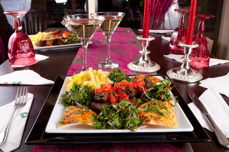 Romantisch Diner met kaars stock foto. Image of grillen - 63399744