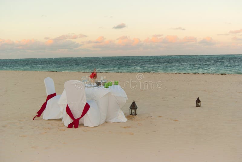 Romantisch Diner Op Het Strand Stock Afbeelding - Image of dineren ...