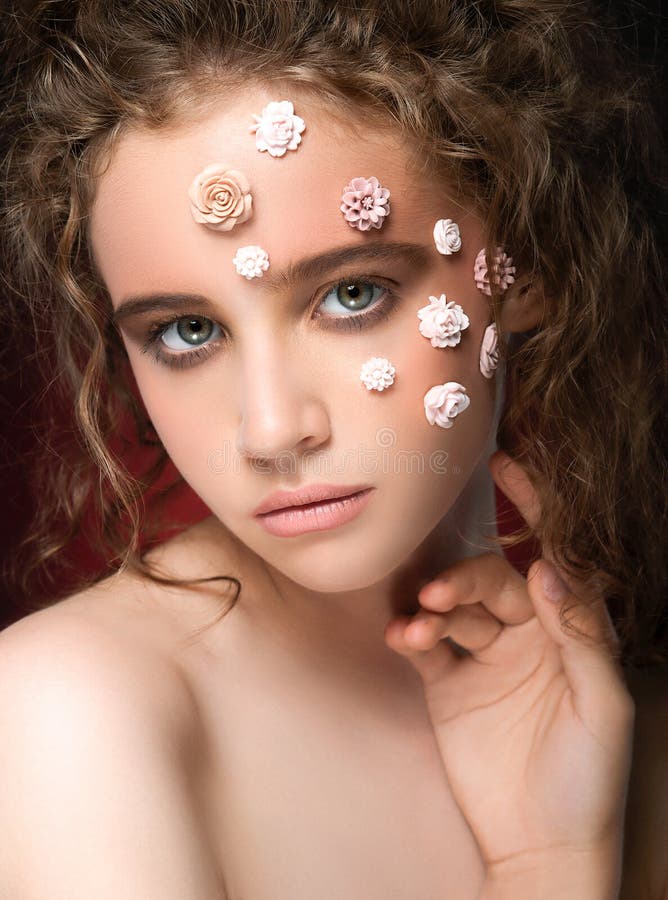 Romantisch Naakt Jong Mooi Meisje Met Witte Bloemen Op Haar Gezicht En Zachte Krullen Op Donkere
