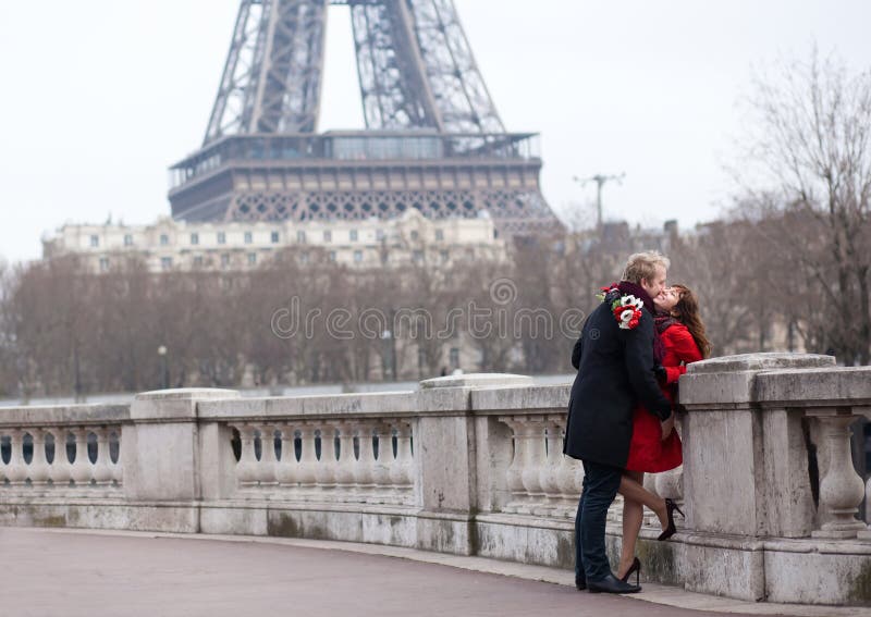 Romantisch Paar in Liefde in Frankrijk Stock Afbeelding - Image of ...