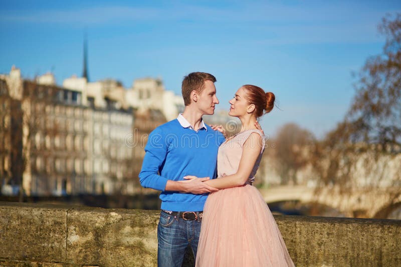 Romantisch Paar in Parijs, Frankrijk Stock Foto - Image of parijse ...