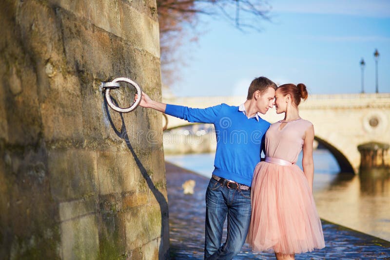 Romantisch Paar in Parijs, Frankrijk Stock Afbeelding - Image of ...