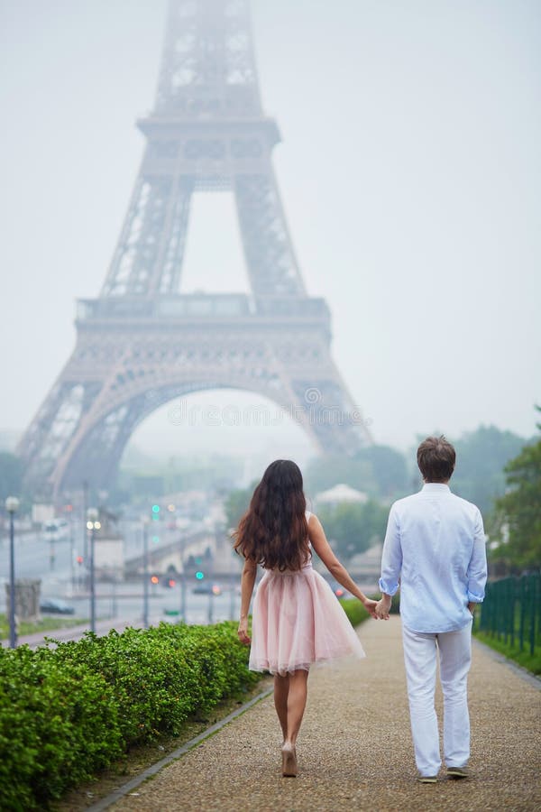 Romantisch Paar Samen in Parijs Stock Afbeelding - Image of wolk ...