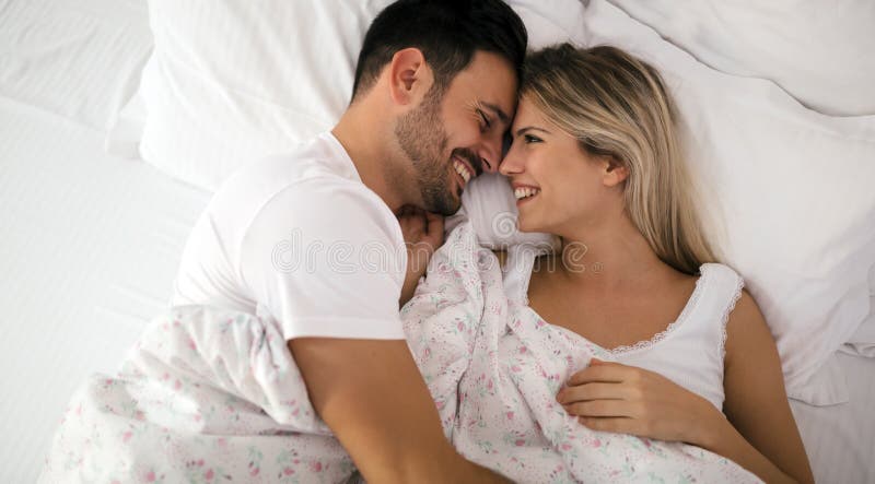 Romantische Paare Im Bett Im Nachtzeug Stockfoto Bild Von Schlafzimmer Freundin 80797632