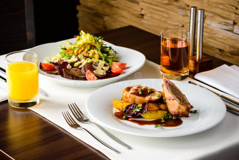 Paare, Die Romantisches Im Restaurant Zu Abend Essen Stockbild - Bild ...