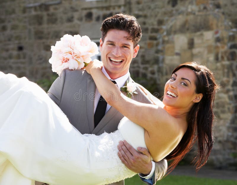 Romantisk Brud Och Brudgum Embracing Outdoors Fotografering för ...