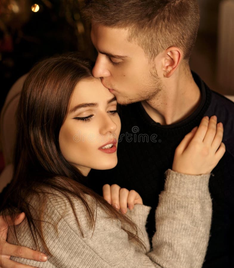 Romantiska Par Som Kramar I Inre Jul Arkivfoto - Bild av strömförande ...