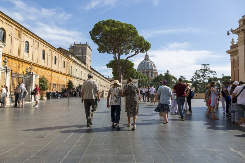 People in Vatican City Wait for the Papal Conclave Editorial ...