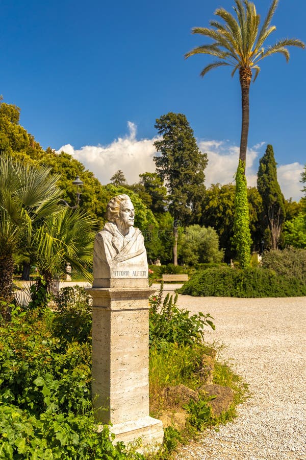 Statues on Pincian Hill editorial photo. Image of italia - 344780201