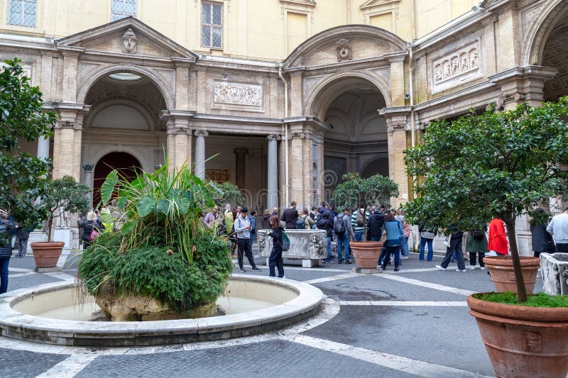 Octagonal Courtyard at the Vatican Museums Editorial Photography ...