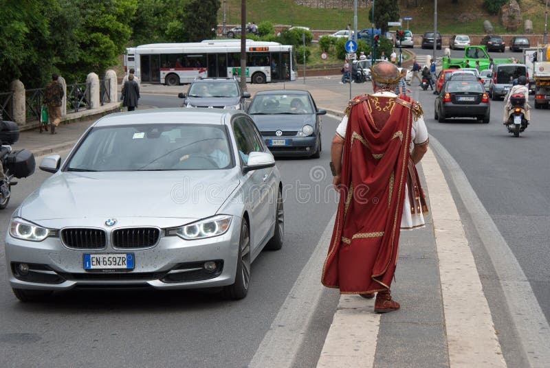 Mannen Gekleed Als Romeinse Soldaat Voor Toeristen in De Oude Stad Van ...