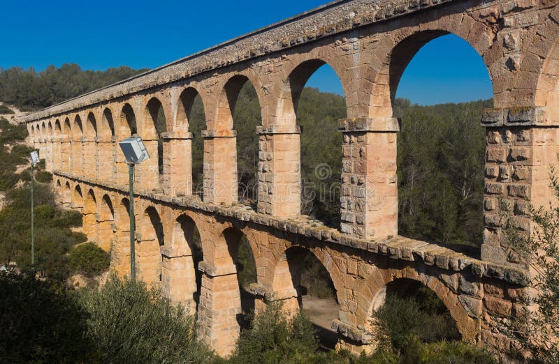 Romersk Akvedukt I Stad Av Taragona I Sommar Arkivfoto - Bild av ...