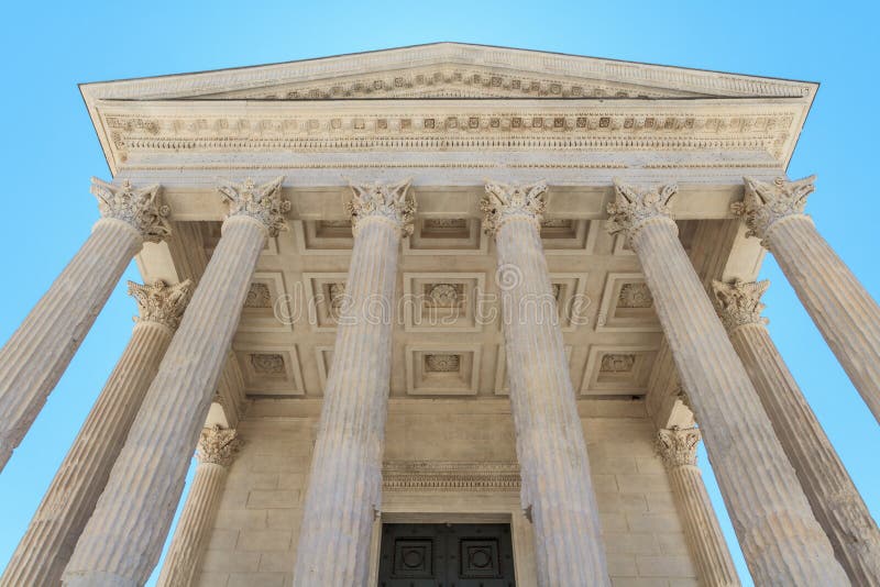 Romerskt Tempel I Nimes, Provence, Frankrike Fotografering för ...