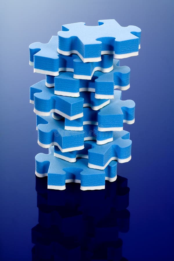 Rompecabezas Azul Con La Carta De Madera Foto de archivo - Imagen de ...